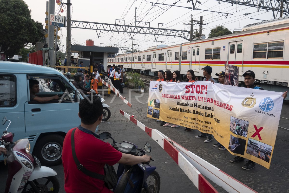 SOSIALISASI KESELAMATAN DI PERLINTASAN KERETA | ANTARA Foto