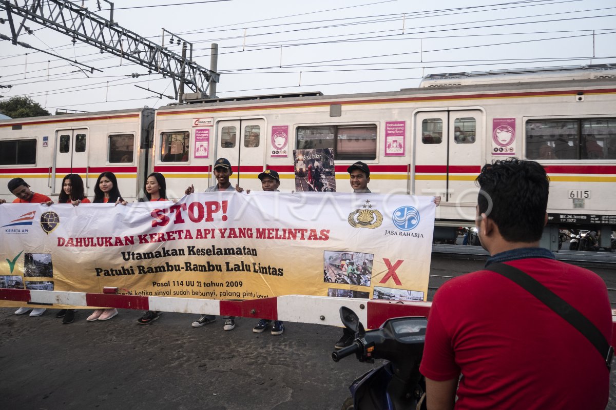 SOSIALISASI KESELAMATAN DI PERLINTASAN KERETA | ANTARA Foto