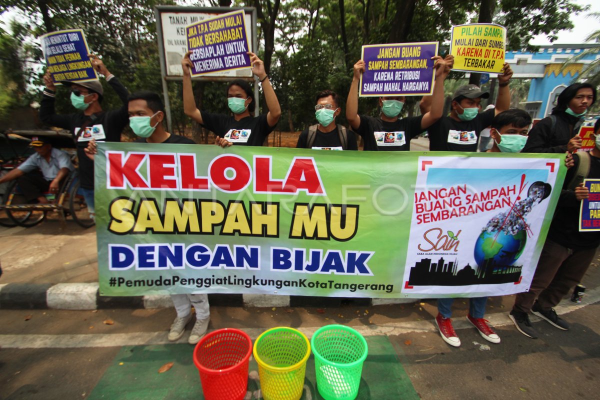 AJAKAN MENGELOLA SAMPAH | ANTARA Foto