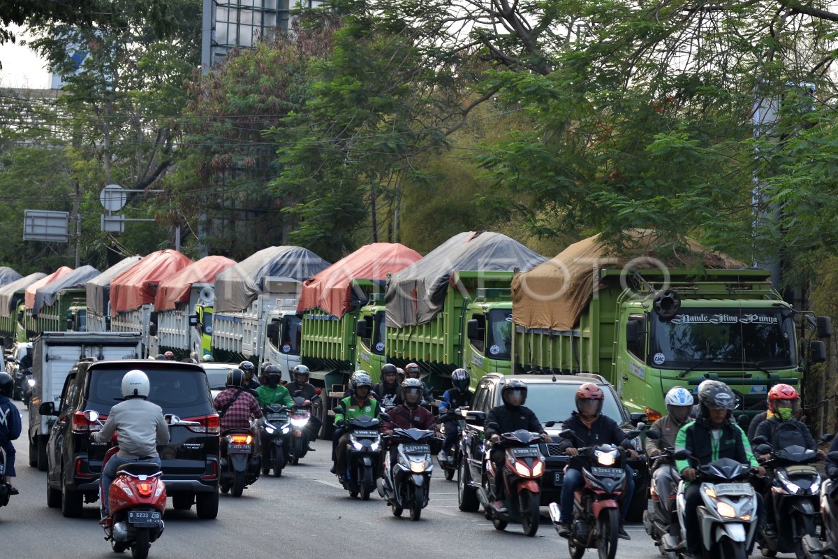 LANGGAR JAM OPERASIONAL | ANTARA Foto LANGGAR JAM OPERASIONAL | ANTARA Foto