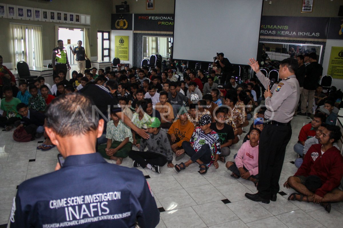 PELAJAR TERJARING RAZIA | ANTARA Foto