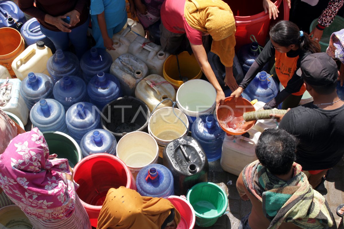 DISTRIBUSI BANTUAN AIR BERSIH | ANTARA Foto DISTRIBUSI BANTUAN AIR BERSIH | ANTARA Foto