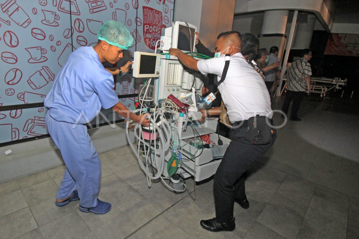 KEBAKARAN RUANG GENERATOR SET RSUD DR SOETOMO | ANTARA Foto