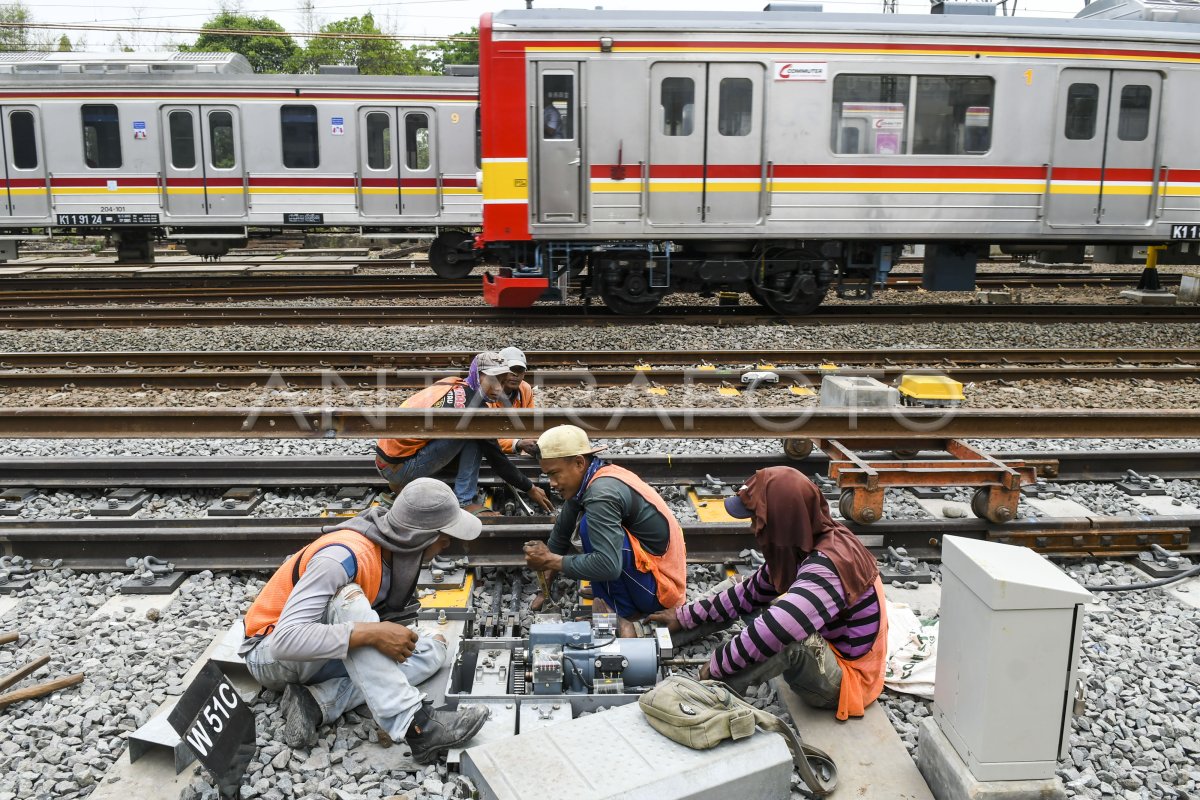 PENAMBAHAN JALUR KRL COMMUTER LINE DI STASIUN MANGGARAI | ANTARA Foto
