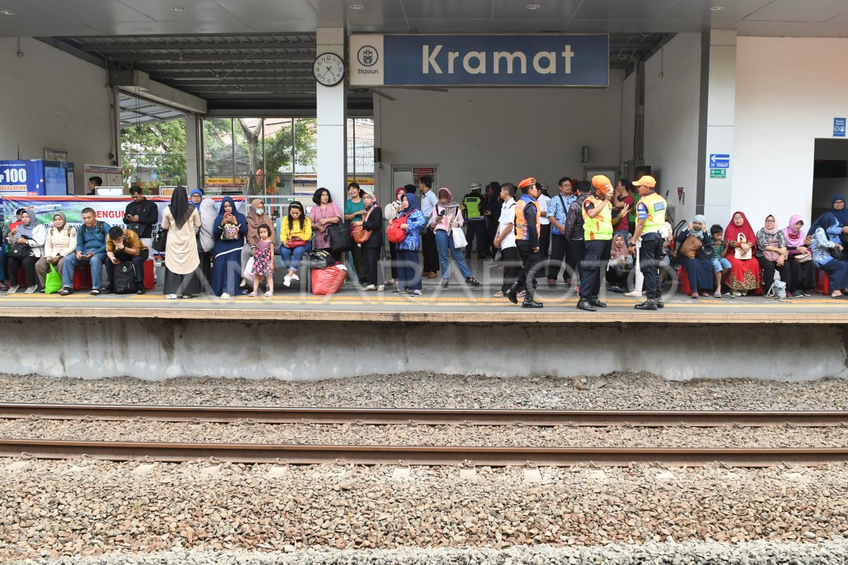 STASIUN KRAMAT LAYANI PENUMPANG KA LOKAL | ANTARA Foto STASIUN KRAMAT LAYANI PENUMPANG KA LOKAL | ANTARA Foto