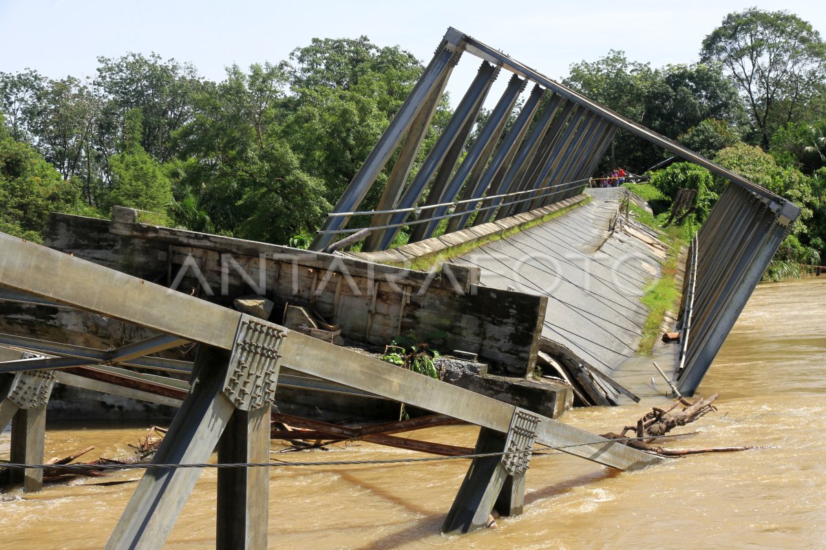 JEMBATAN PENGHUBUNG ANTAR KECAMATAN AMBRUK | ANTARA Foto