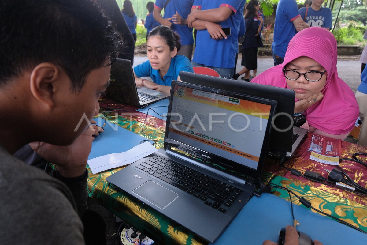 SIMULASI CAT SELEKSI CPNS 2019 | ANTARA Foto SIMULASI CAT SELEKSI CPNS 2019 | ANTARA Foto