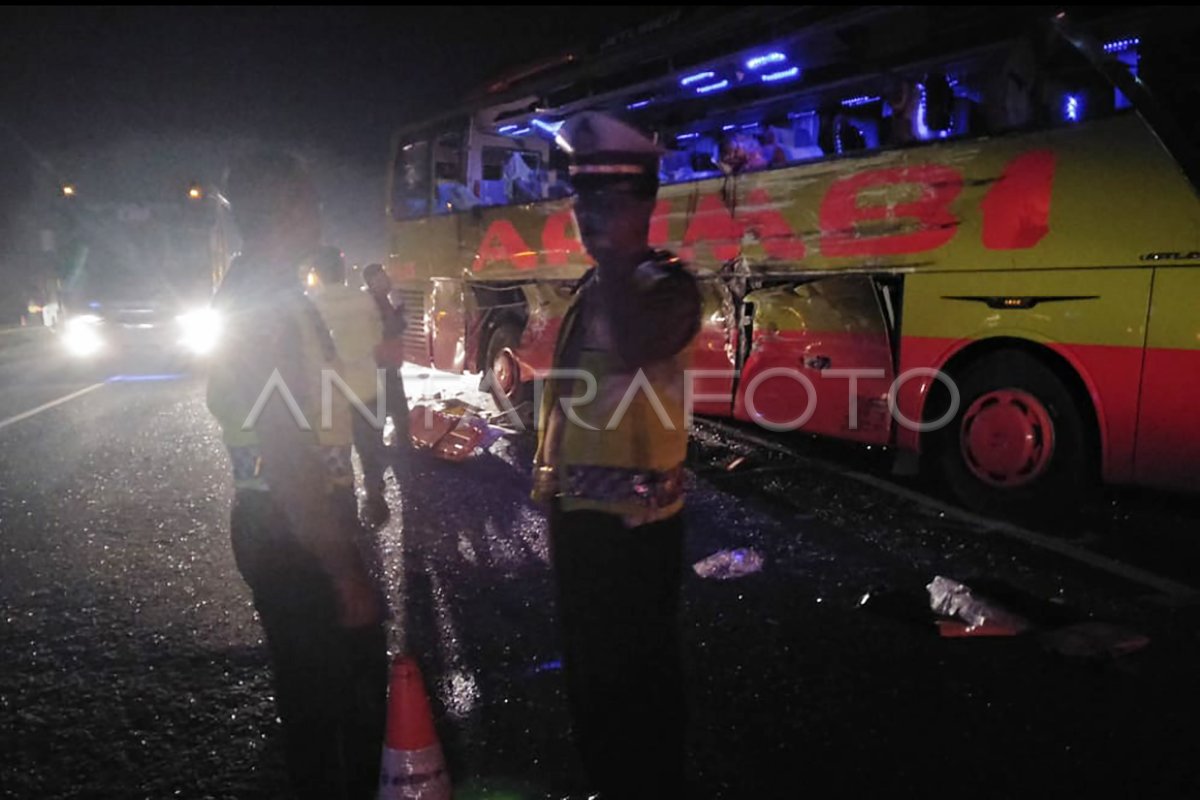KECELAKAAN BUS DI TOL CIPALI | ANTARA Foto KECELAKAAN BUS DI TOL CIPALI | ANTARA Foto