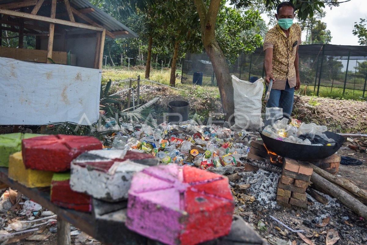 PAVING BLOK LIMBAH PLASTIK | ANTARA Foto