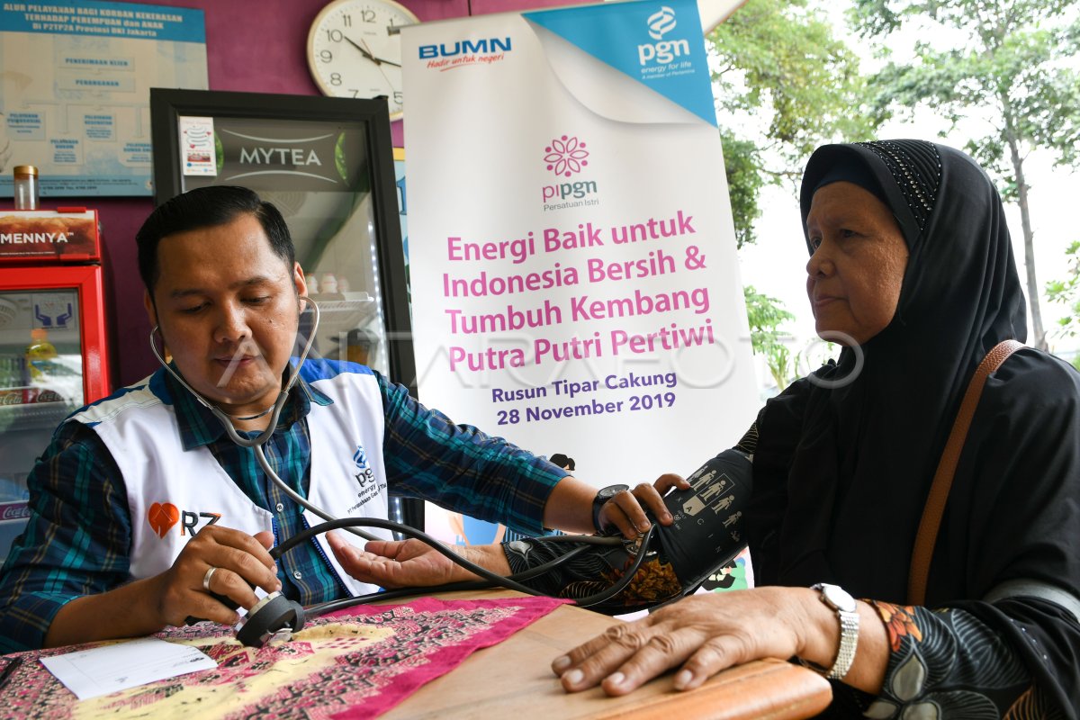 PEMERIKSAAN KESEHATAN WARGA RUSUNAWA | ANTARA Foto PEMERIKSAAN KESEHATAN WARGA RUSUNAWA | ANTARA Foto