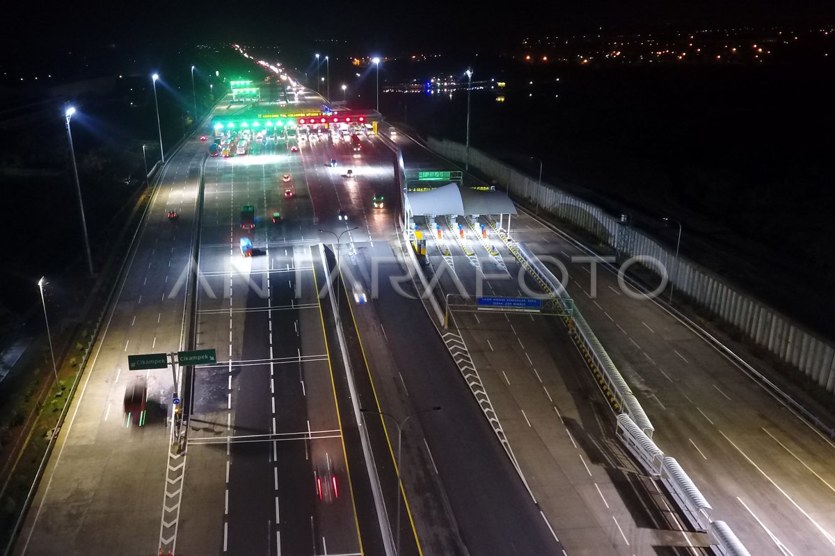 ARUS KENDARAAN DI GERBANG TOL CIKAMPEK LANCAR | ANTARA Foto