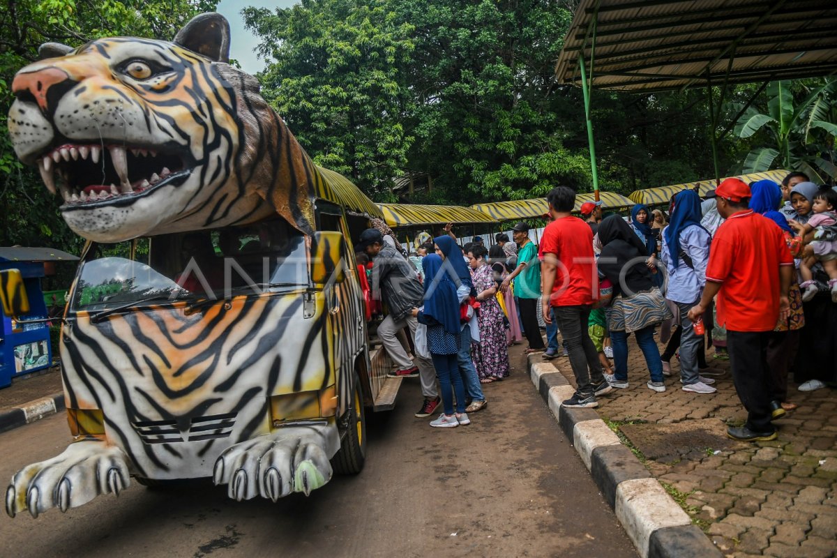 WISATAWAN PADATI RAGUNAN | ANTARA Foto WISATAWAN PADATI RAGUNAN | ANTARA Foto