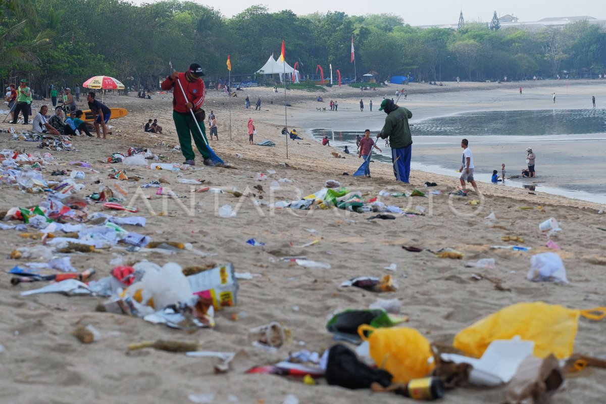 SAMPAH TAHUN BARU DI PANTAI KUTA | ANTARA Foto