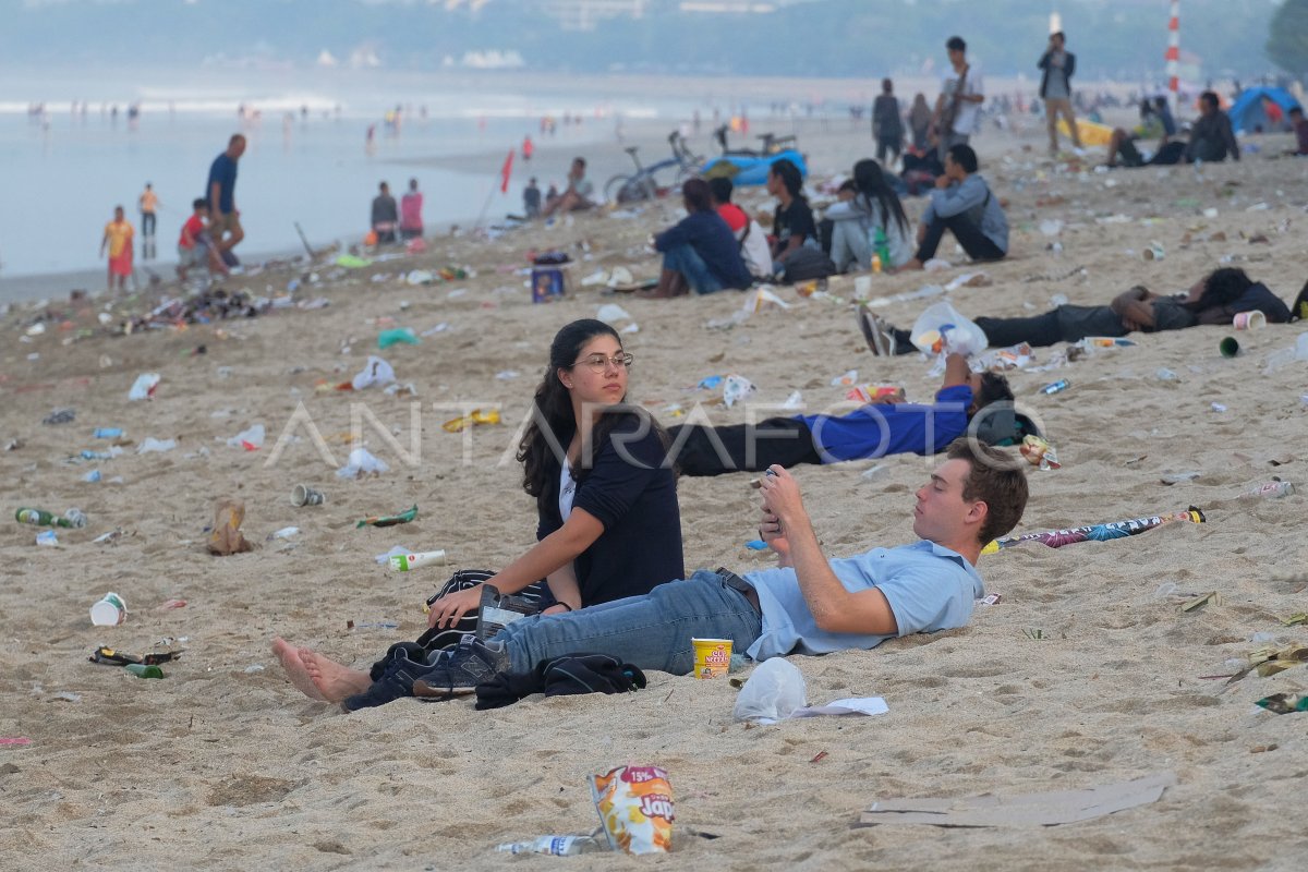 SAMPAH TAHUN BARU DI PANTAI KUTA | ANTARA Foto