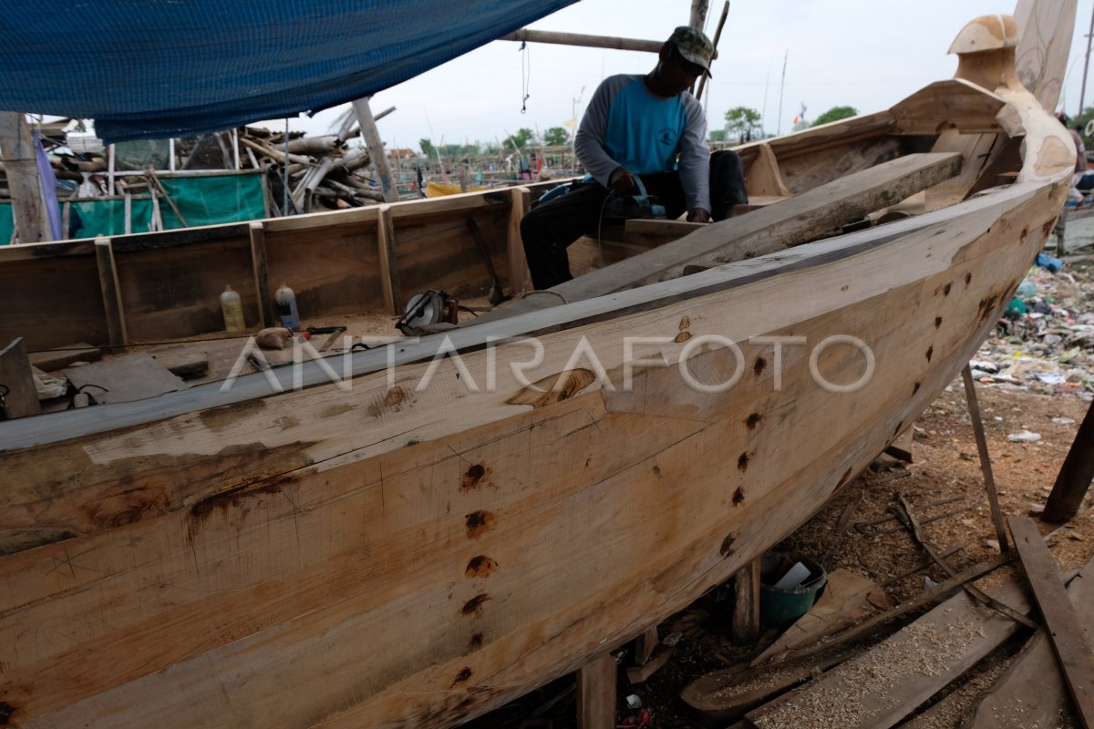 INDUSTRI PEMBUATAN PERAHU NELAYAN | ANTARA Foto
