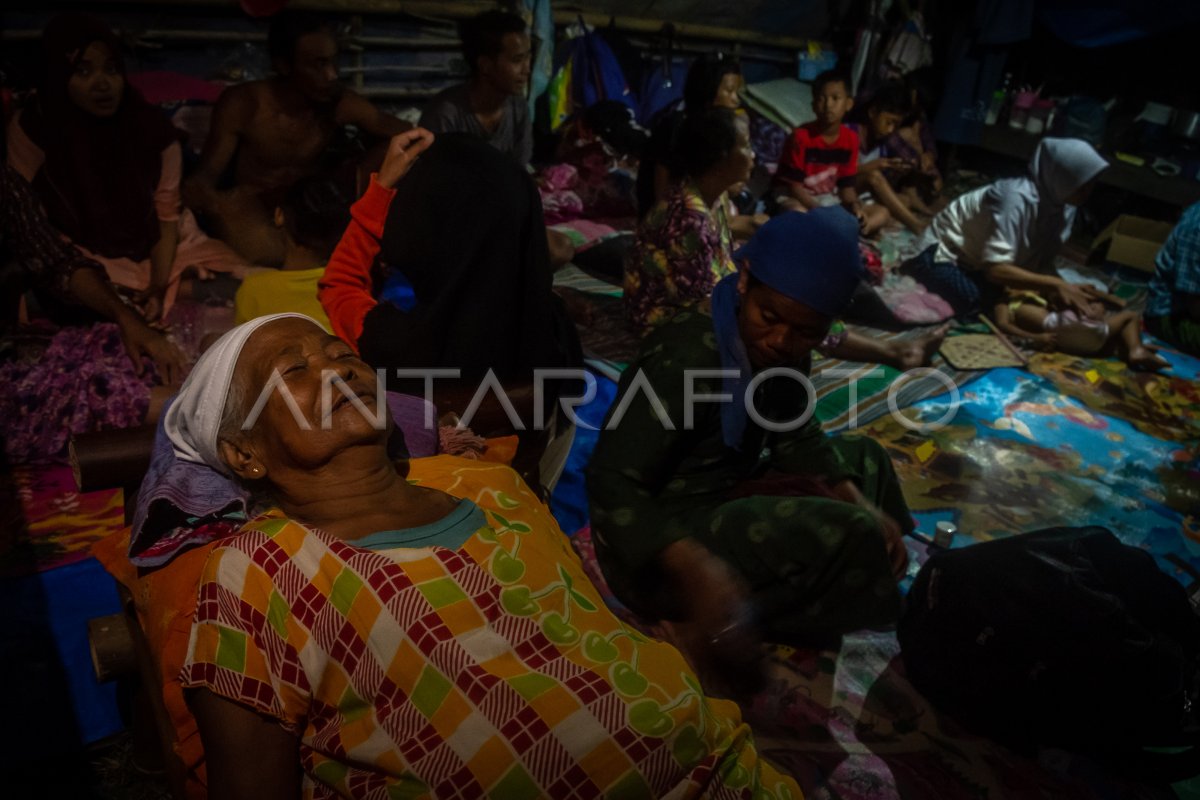 PENGUNGSI KORBAN BANJIR SUNGAI TUNTANG | ANTARA Foto PENGUNGSI KORBAN BANJIR SUNGAI TUNTANG | ANTARA Foto