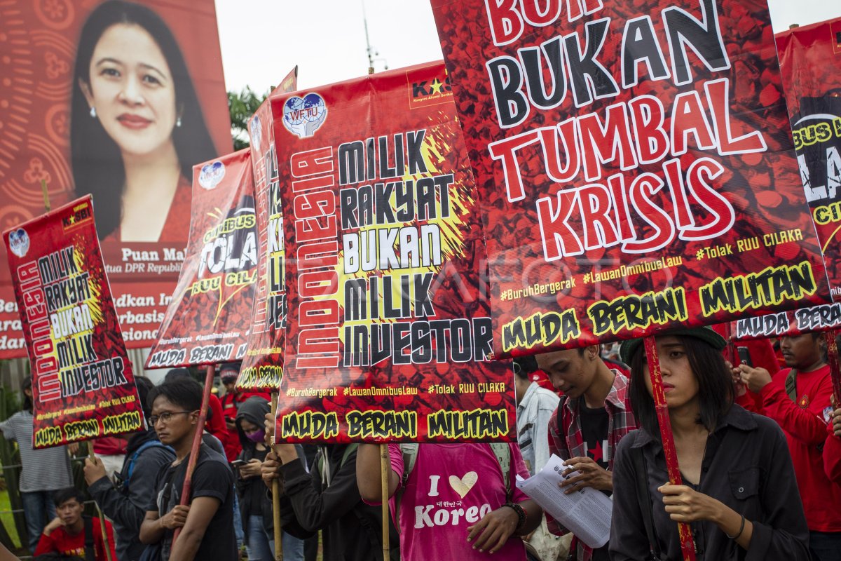 TOLAK OMNIBUS LAW RUU CIPTA LAPANGAN KERJA | ANTARA Foto TOLAK OMNIBUS LAW RUU CIPTA LAPANGAN KERJA | ANTARA Foto