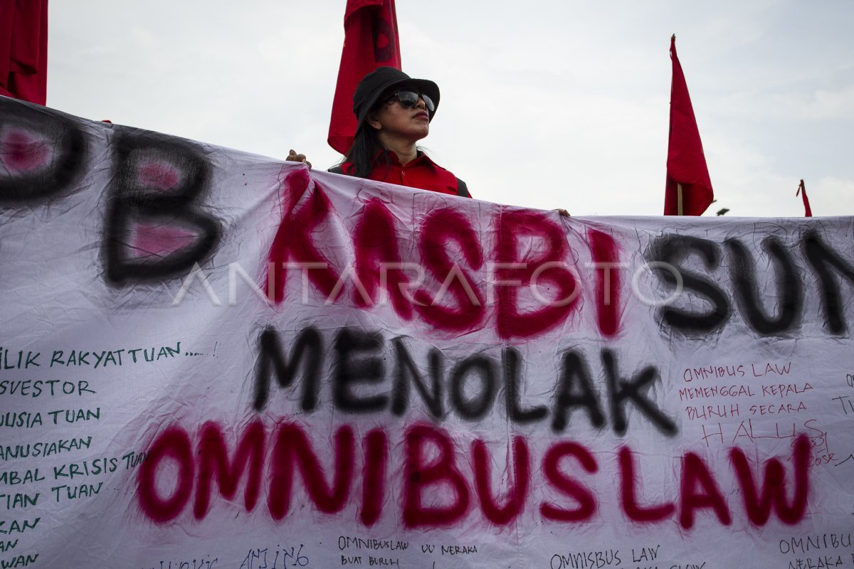 TOLAK OMNIBUS LAW RUU CIPTA LAPANGAN KERJA | ANTARA Foto TOLAK OMNIBUS LAW RUU CIPTA LAPANGAN KERJA | ANTARA Foto