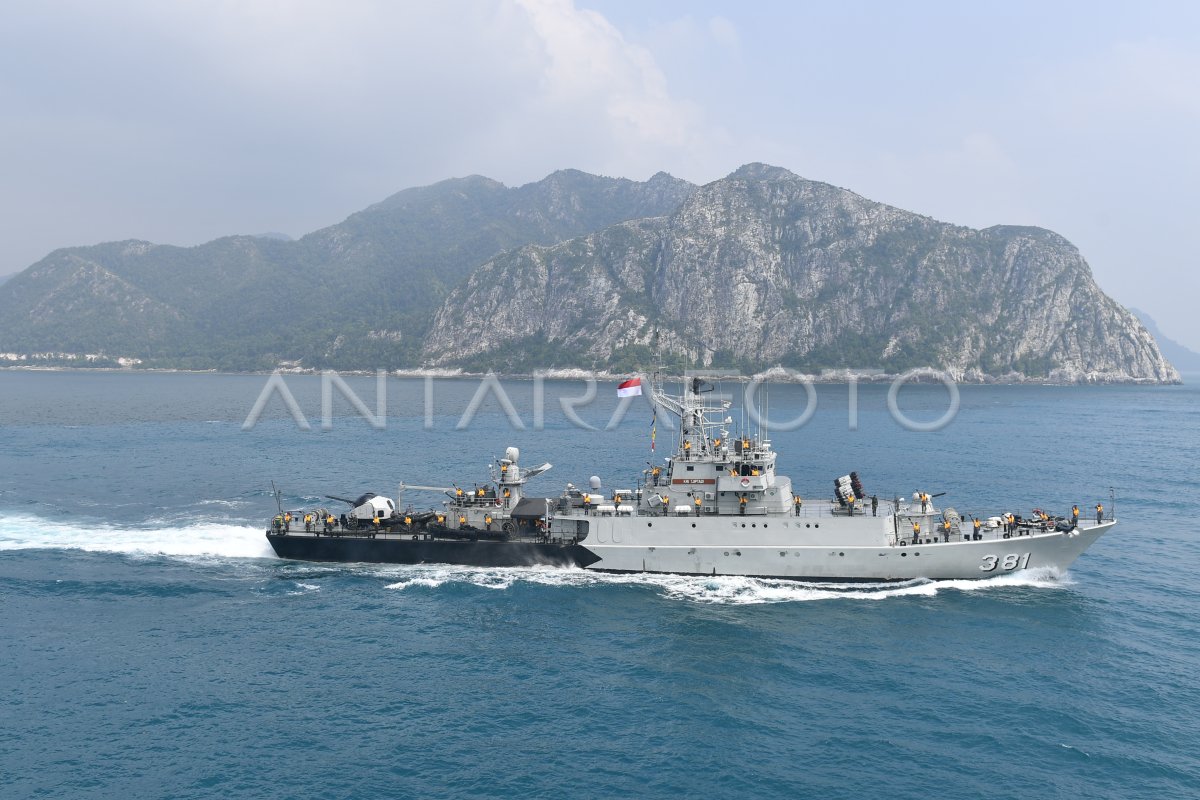 SAILING PASS KAPAL REPUBLIK INDONESIA | ANTARA Foto