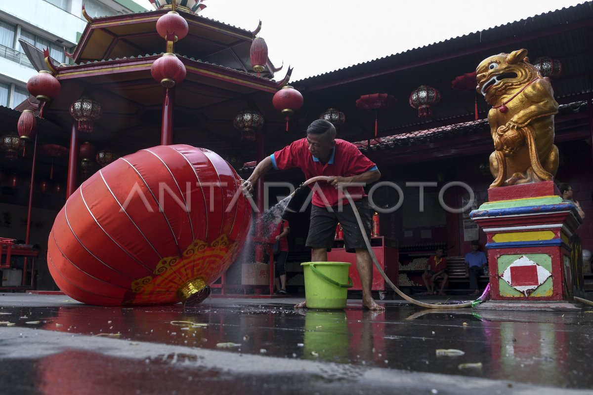 JELANG PERAYAAN IMLEK | ANTARA Foto JELANG PERAYAAN IMLEK | ANTARA Foto