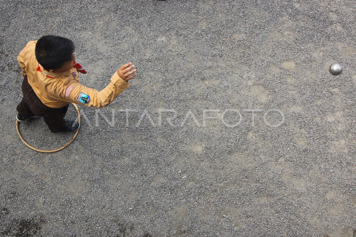 PENGENALAN OLAH RAGA PETANQUE | ANTARA Foto PENGENALAN OLAH RAGA PETANQUE | ANTARA Foto