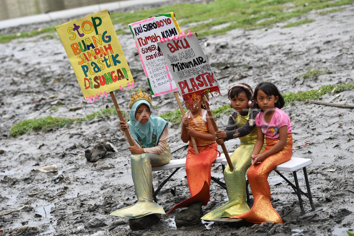 AKSI STOP BUANG SAMPAH PLASTIK DI SUNGAI | ANTARA Foto