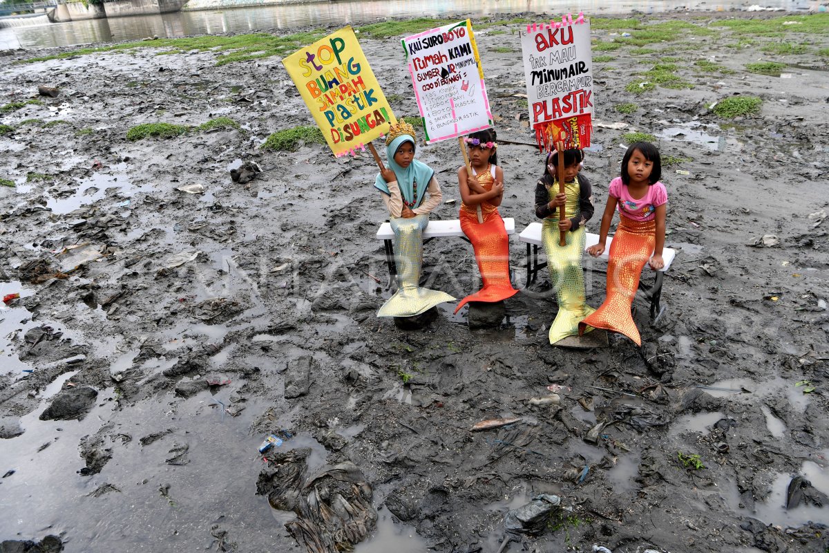 AKSI STOP BUANG SAMPAH PLASTIK DI SUNGAI | ANTARA Foto