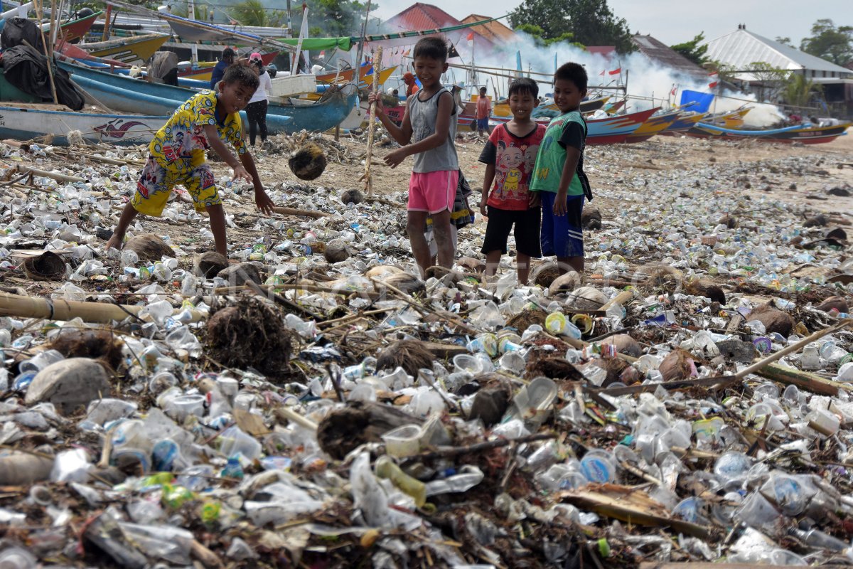 SAMPAH TERDAMPAR DI PANTAI KEDONGANAN BALI | ANTARA Foto