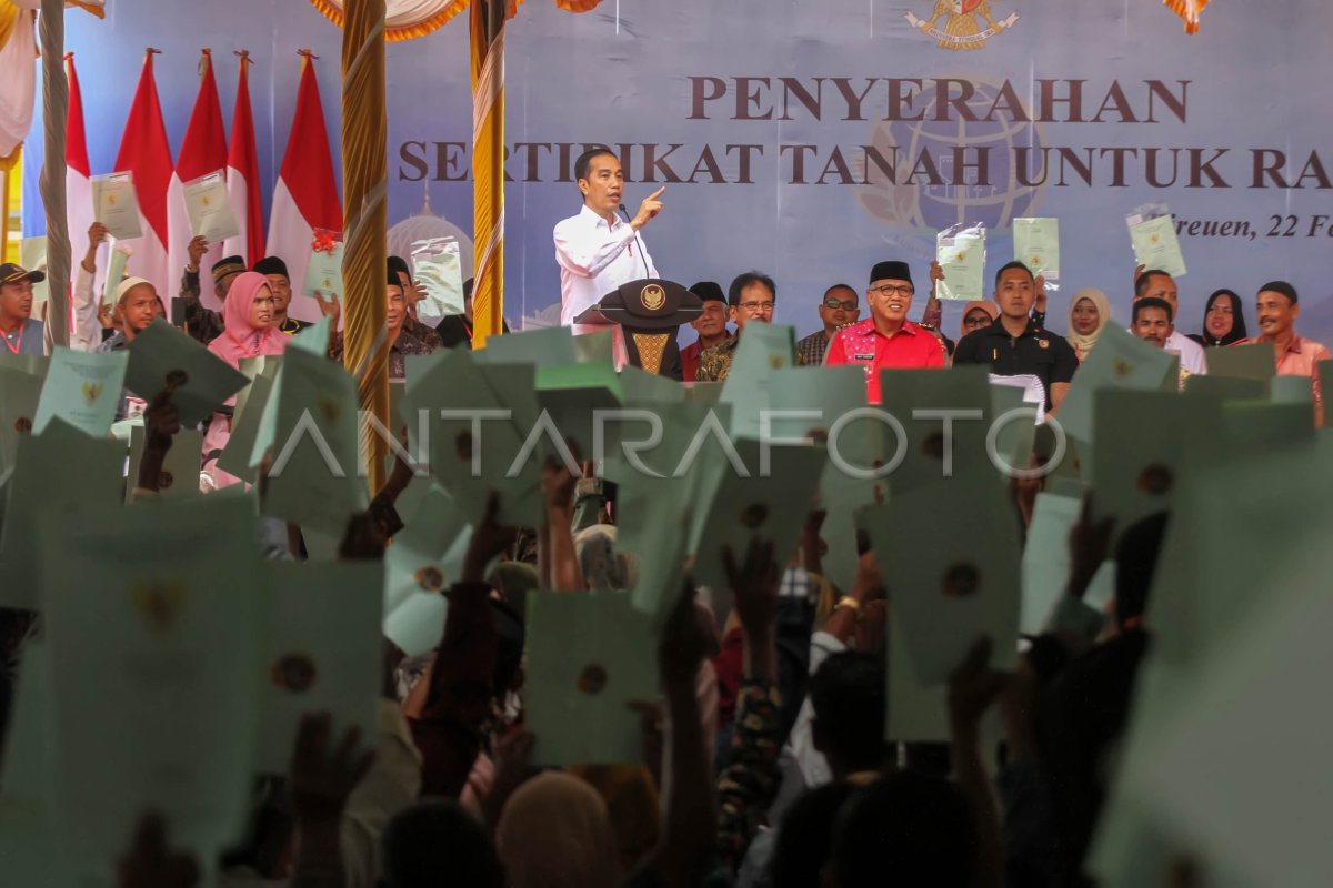 PRESIDEN SERAHKAN SERTIFIKAT TANAH UNTUK RAKYAT ACEH | ANTARA Foto