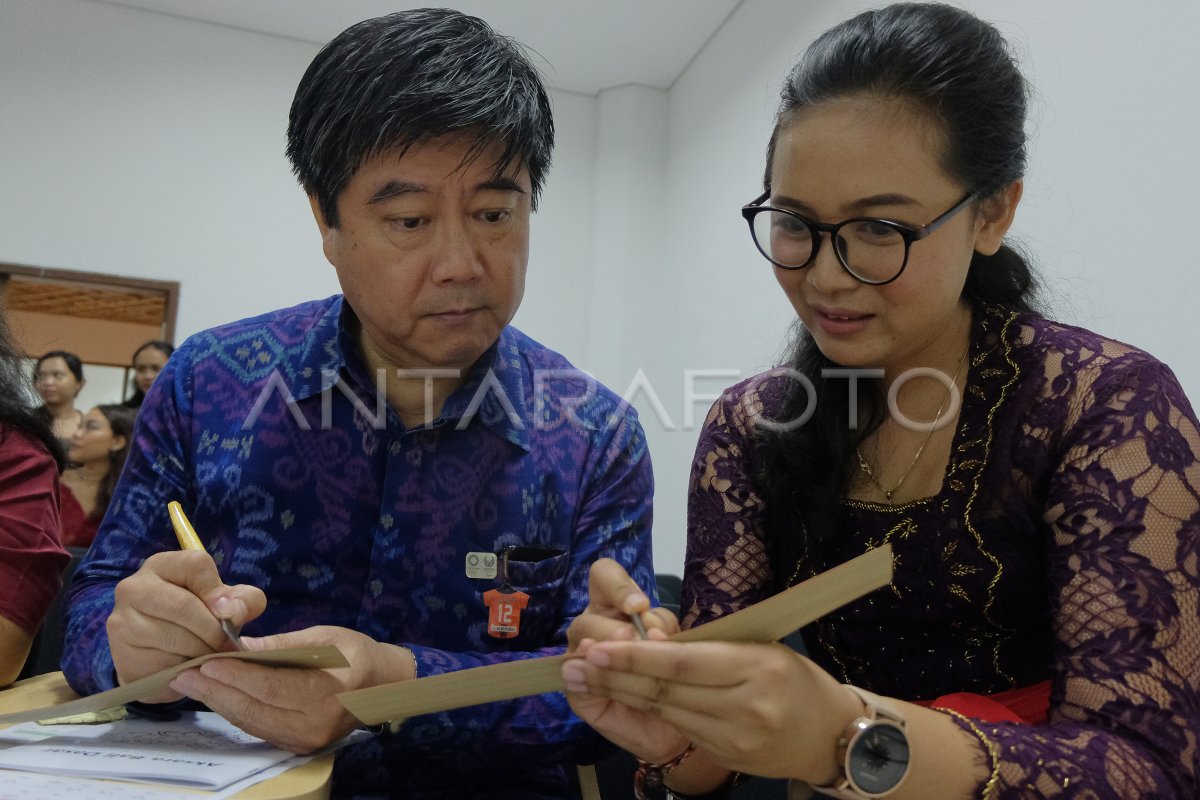 MENULIS AKSARA BALI DI DAUN LONTAR | ANTARA Foto MENULIS AKSARA BALI DI DAUN LONTAR | ANTARA Foto