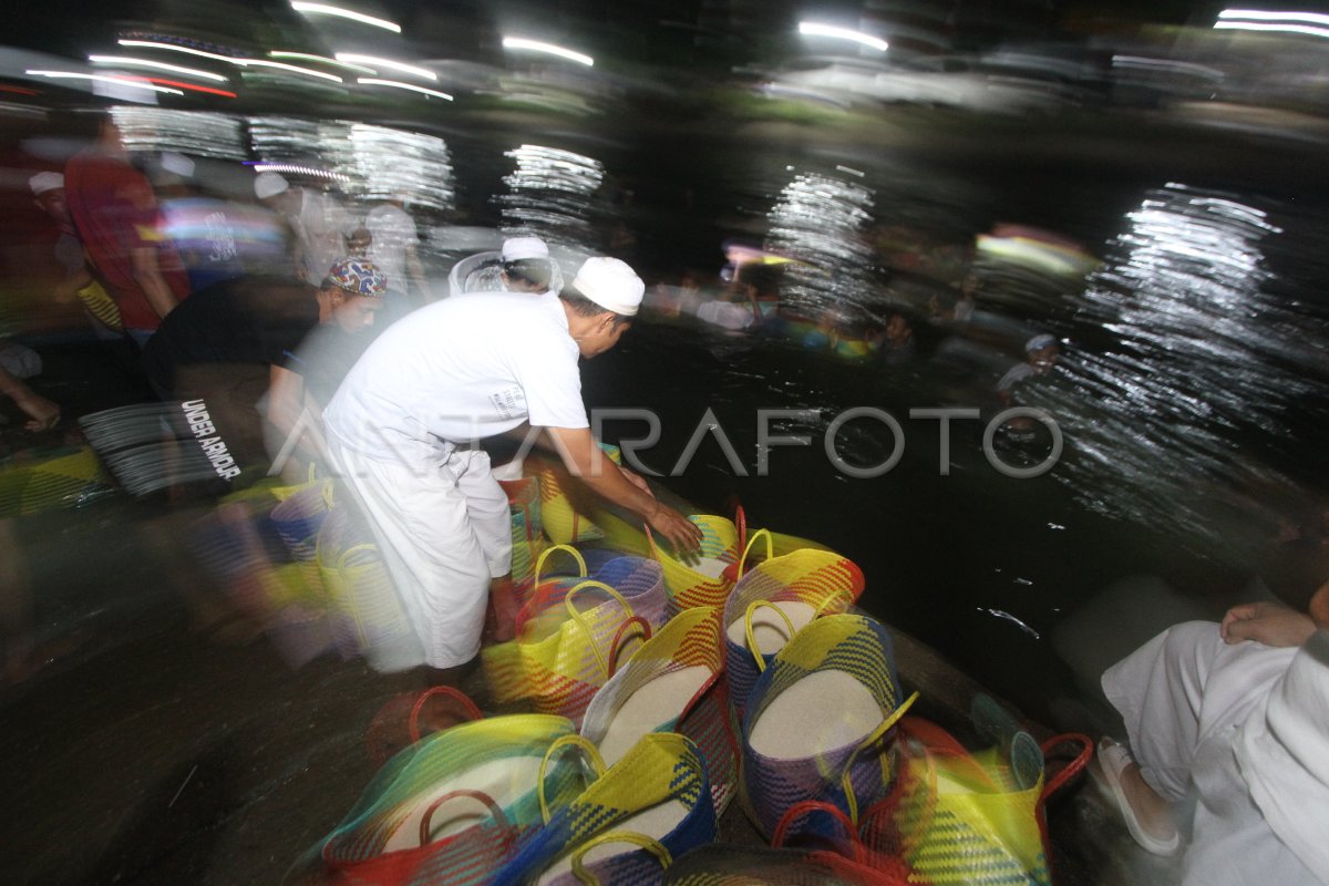 GOTONG ROYONG BERSIHKAN BERAS | ANTARA Foto GOTONG ROYONG BERSIHKAN BERAS | ANTARA Foto