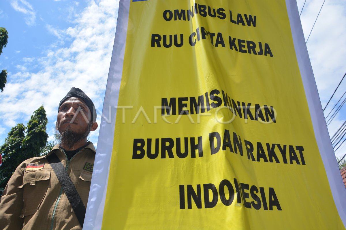 Unjuk Rasa Tolak Omnibus Law Ruu Cipta Kerja Di Jombang Antara Foto