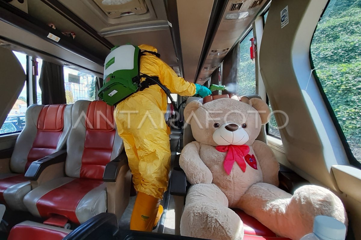 JELANG PENUTUPAN PERBATASAN MALAYSIA DI ENTIKONG | ANTARA Foto JELANG PENUTUPAN PERBATASAN MALAYSIA DI ENTIKONG | ANTARA Foto