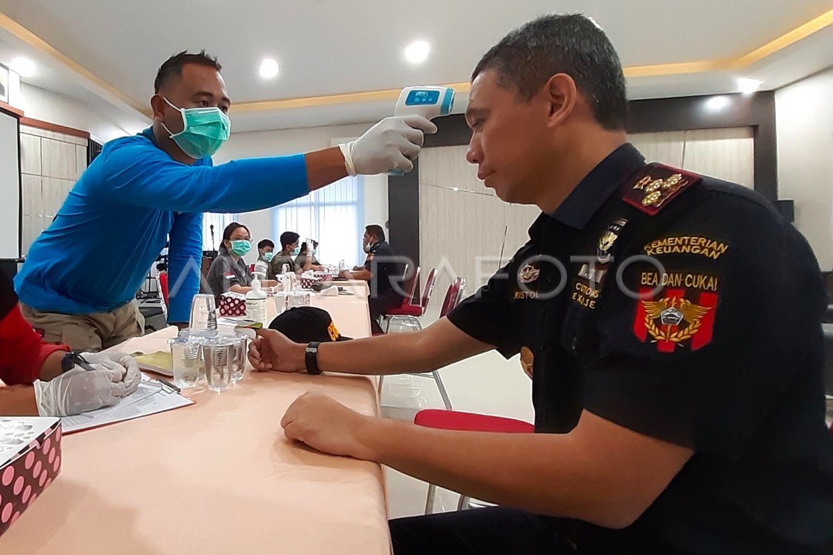PEMERIKSAAN KESEHATAN BEA CUKAI ENTIKONG | ANTARA Foto PEMERIKSAAN KESEHATAN BEA CUKAI ENTIKONG | ANTARA Foto