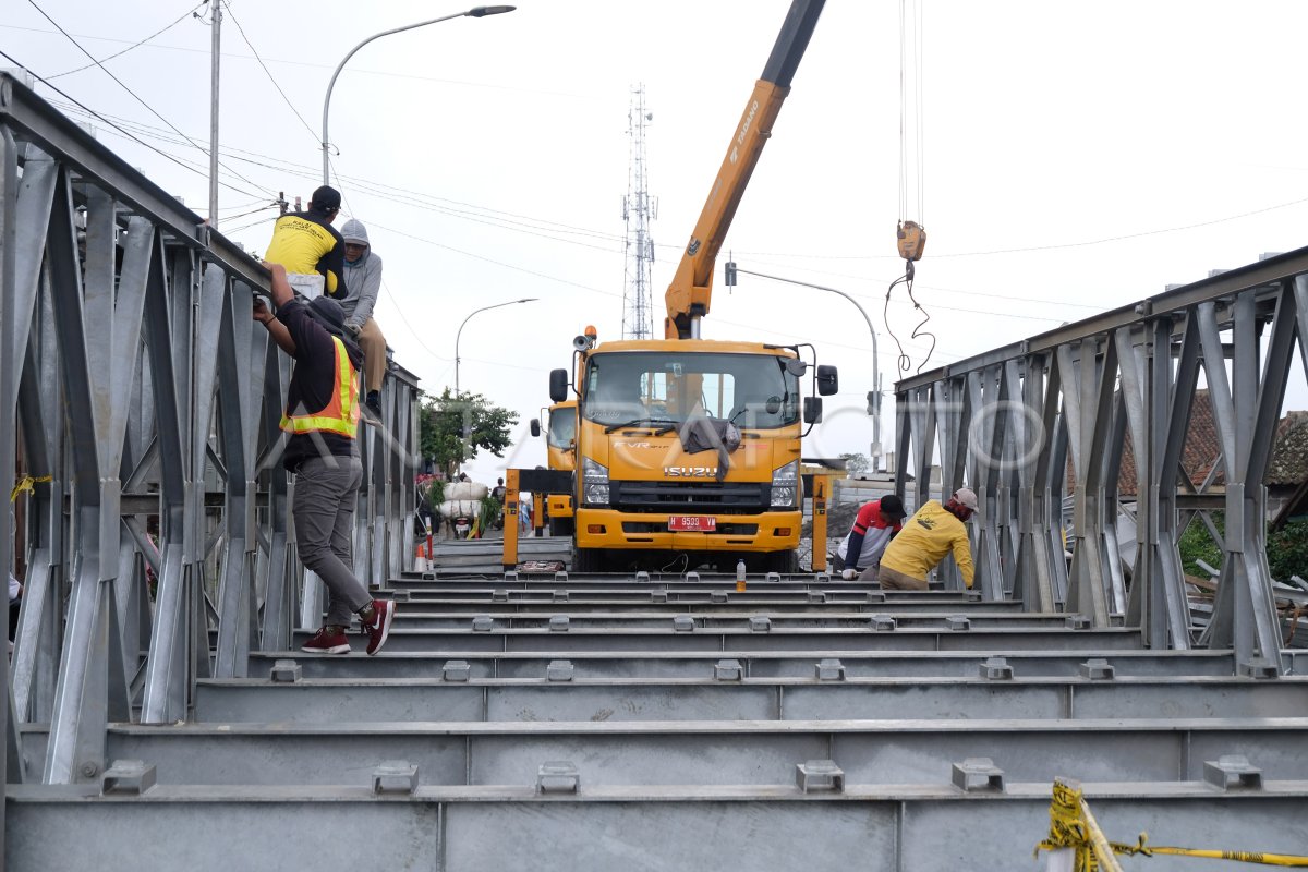 PEMASANGAN JEMBATAN BAILEY | ANTARA Foto PEMASANGAN JEMBATAN BAILEY | ANTARA Foto