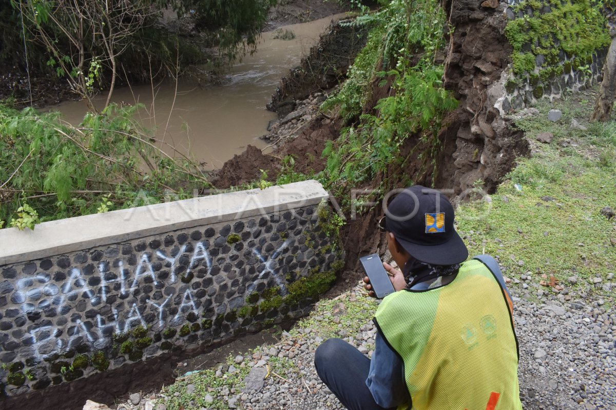 TANGGUL LONGSOR AKIBAT BANJIR | ANTARA Foto