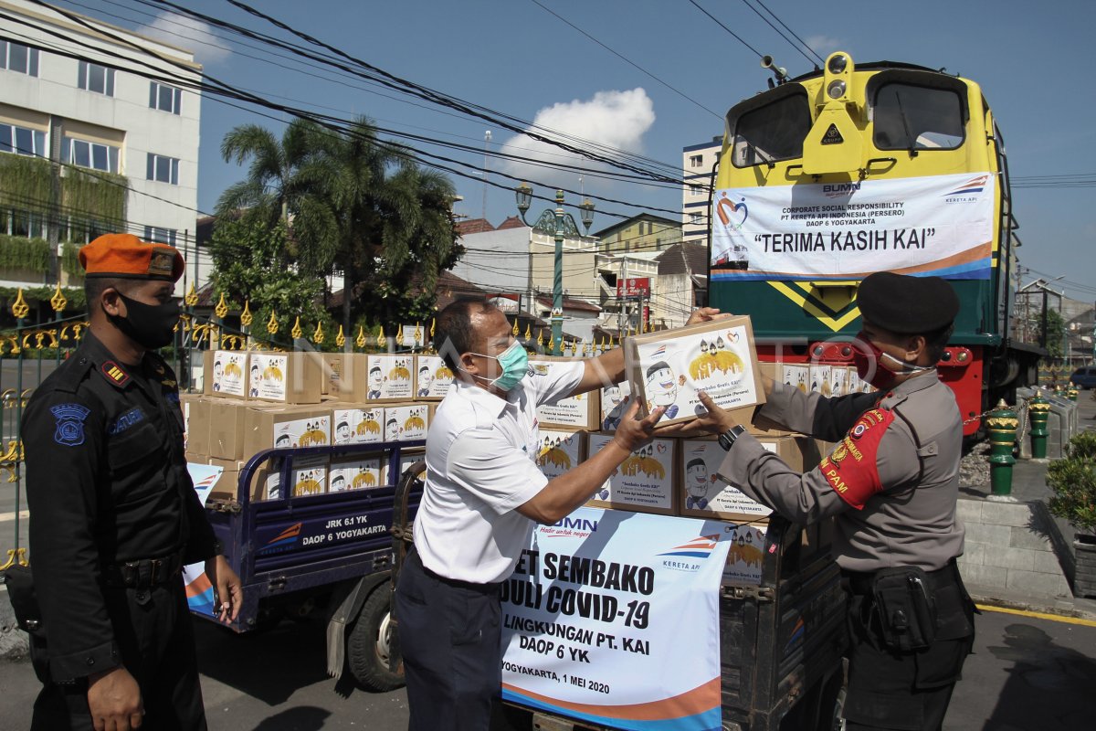 PT KAI BAGIKAN PAKET SEMBAKO | ANTARA Foto