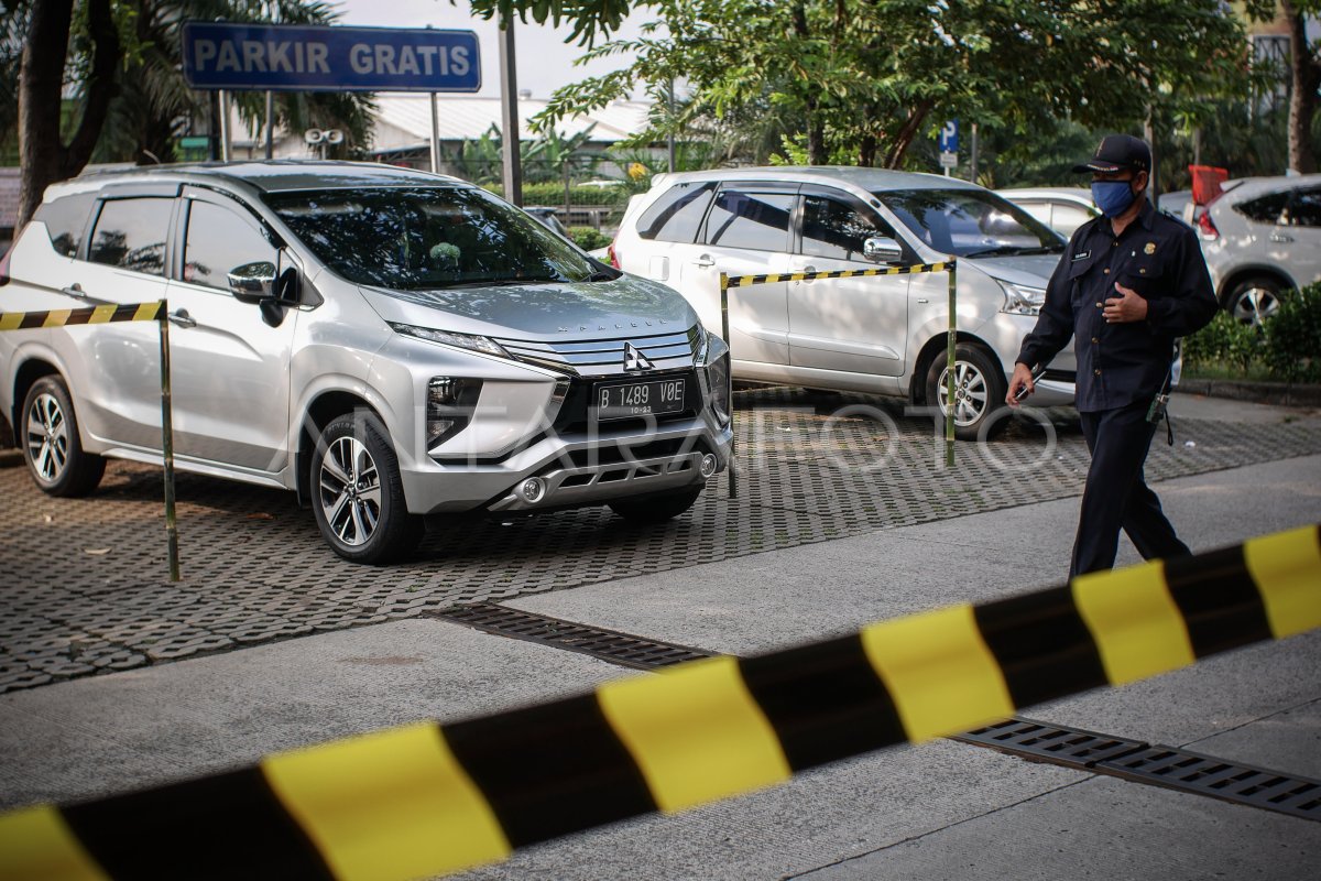 PENERAPAN JAGA JARAK ANTARA MOBIL DI AREA PARKIR | ANTARA Foto PENERAPAN JAGA JARAK ANTARA MOBIL DI AREA PARKIR | ANTARA Foto