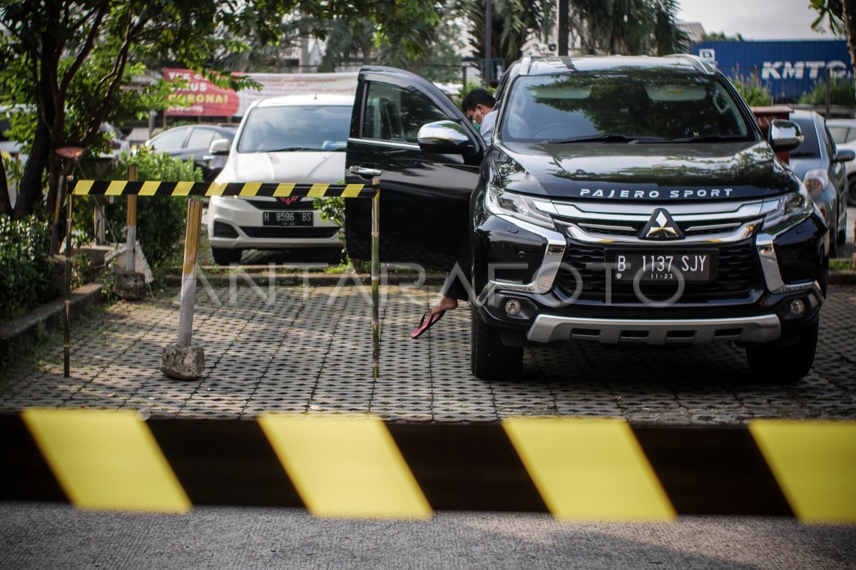 PENERAPAN JAGA JARAK ANTARA MOBIL DI AREA PARKIR | ANTARA Foto PENERAPAN JAGA JARAK ANTARA MOBIL DI AREA PARKIR | ANTARA Foto