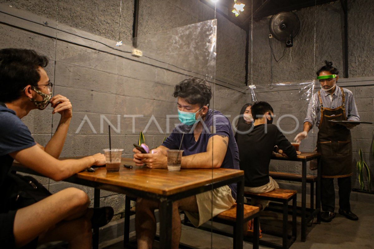 PENERAPAN PROTOKOL KESEHATAN DI KEDAI KOPI | ANTARA Foto PENERAPAN PROTOKOL KESEHATAN DI KEDAI KOPI | ANTARA Foto