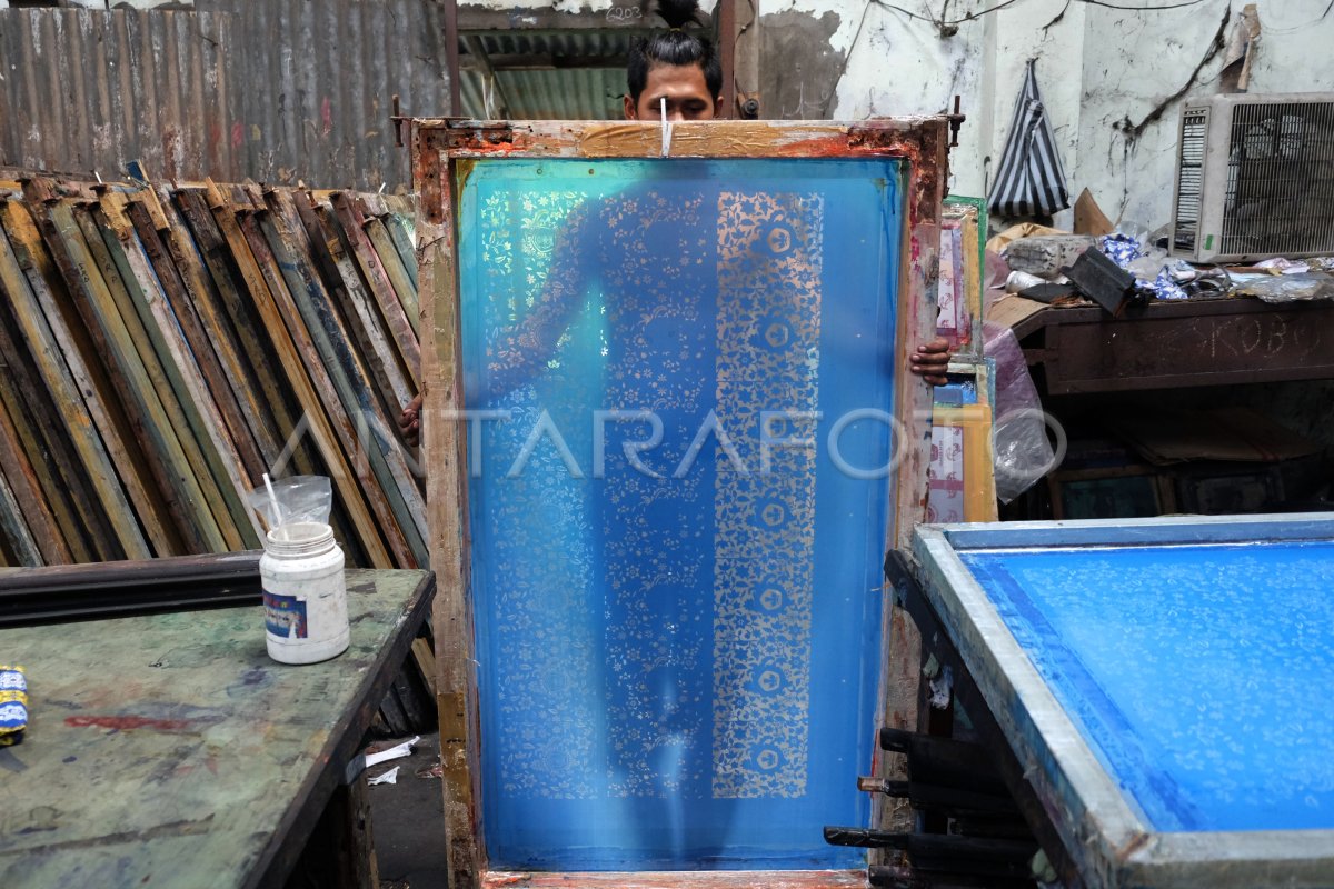 PERMINTAAN BATIK SERAGAM SEKOLAH TURUN | ANTARA Foto PERMINTAAN BATIK SERAGAM SEKOLAH TURUN | ANTARA Foto