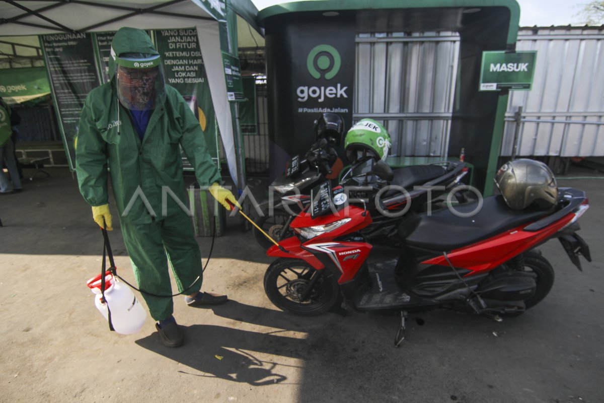 OJEK ONLINE KEMBALI BAWA PENUMPANG DI DEPOK | ANTARA Foto