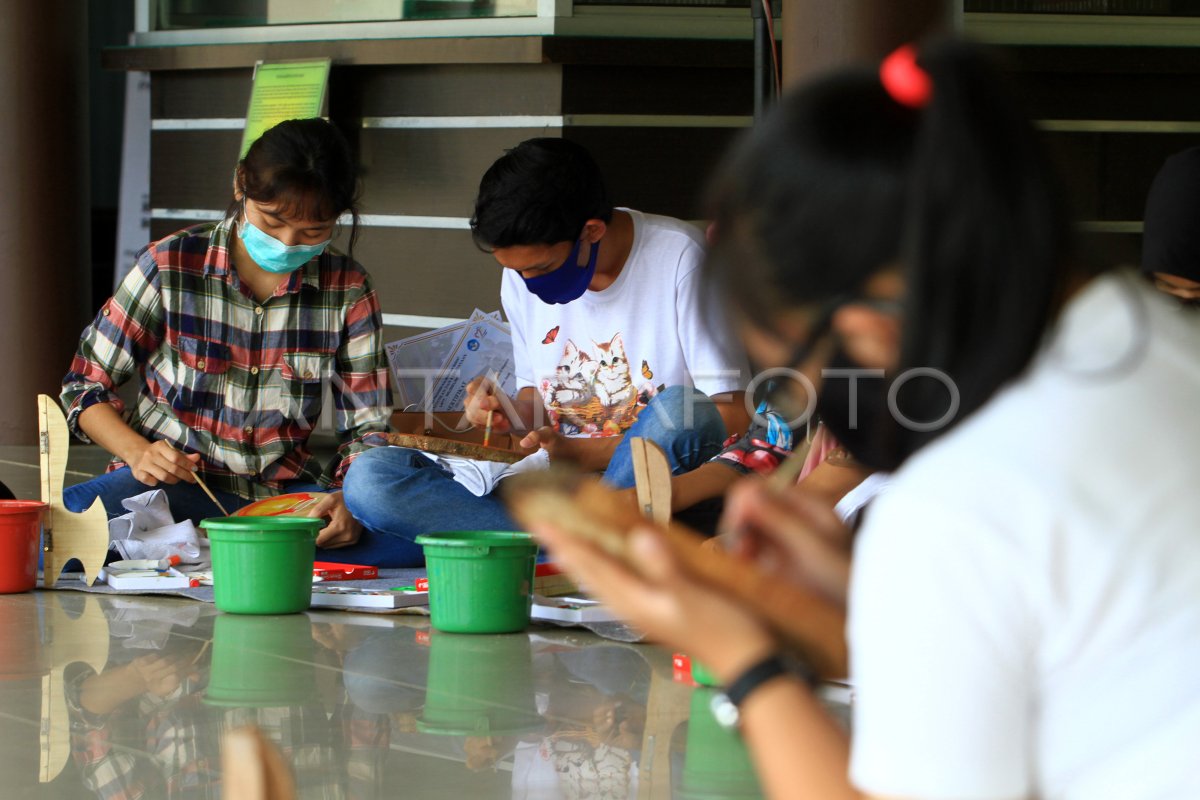 BELAJAR MELUKIS KAYU DI MUSEUM KALBAR | ANTARA Foto BELAJAR MELUKIS KAYU DI MUSEUM KALBAR | ANTARA Foto