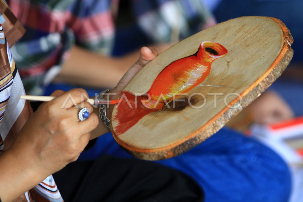 BELAJAR MELUKIS KAYU DI MUSEUM KALBAR | ANTARA Foto BELAJAR MELUKIS KAYU DI MUSEUM KALBAR | ANTARA Foto