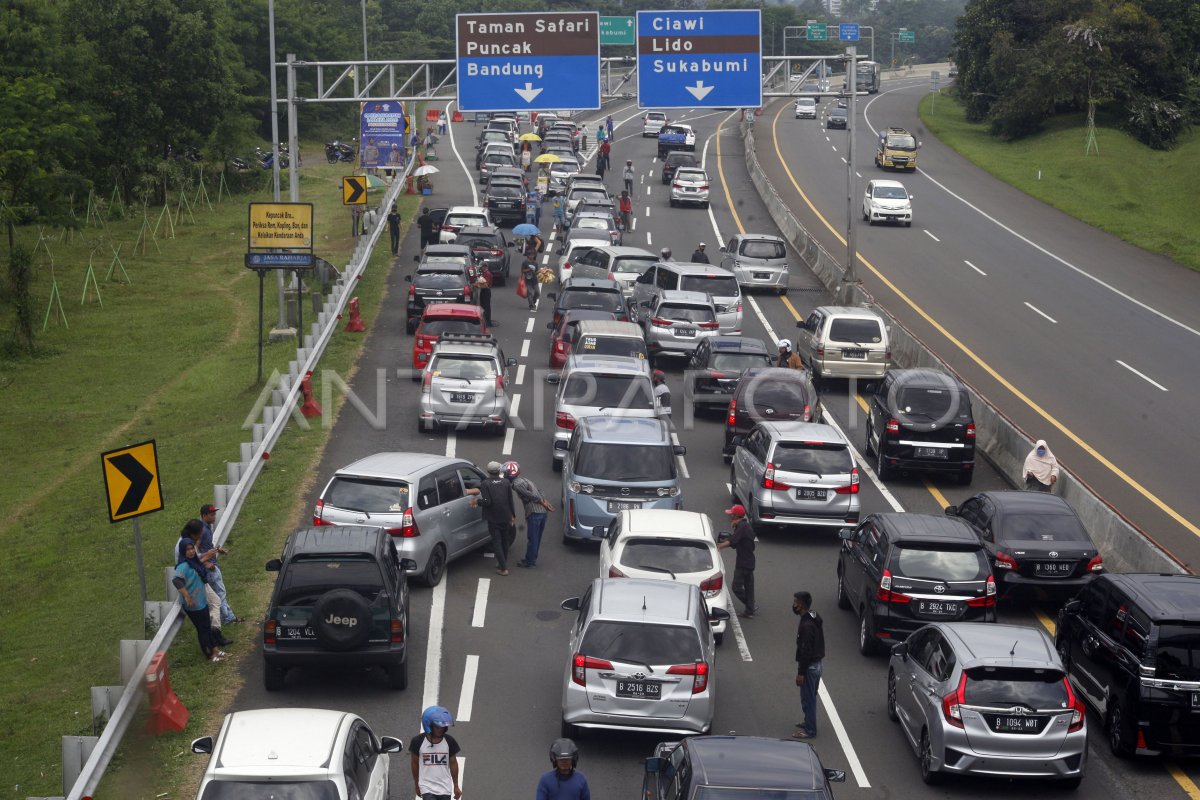 KEPADATAN KENDARAAN DI JALUR PUNCAK BOGOR | ANTARA Foto KEPADATAN KENDARAAN DI JALUR PUNCAK BOGOR | ANTARA Foto