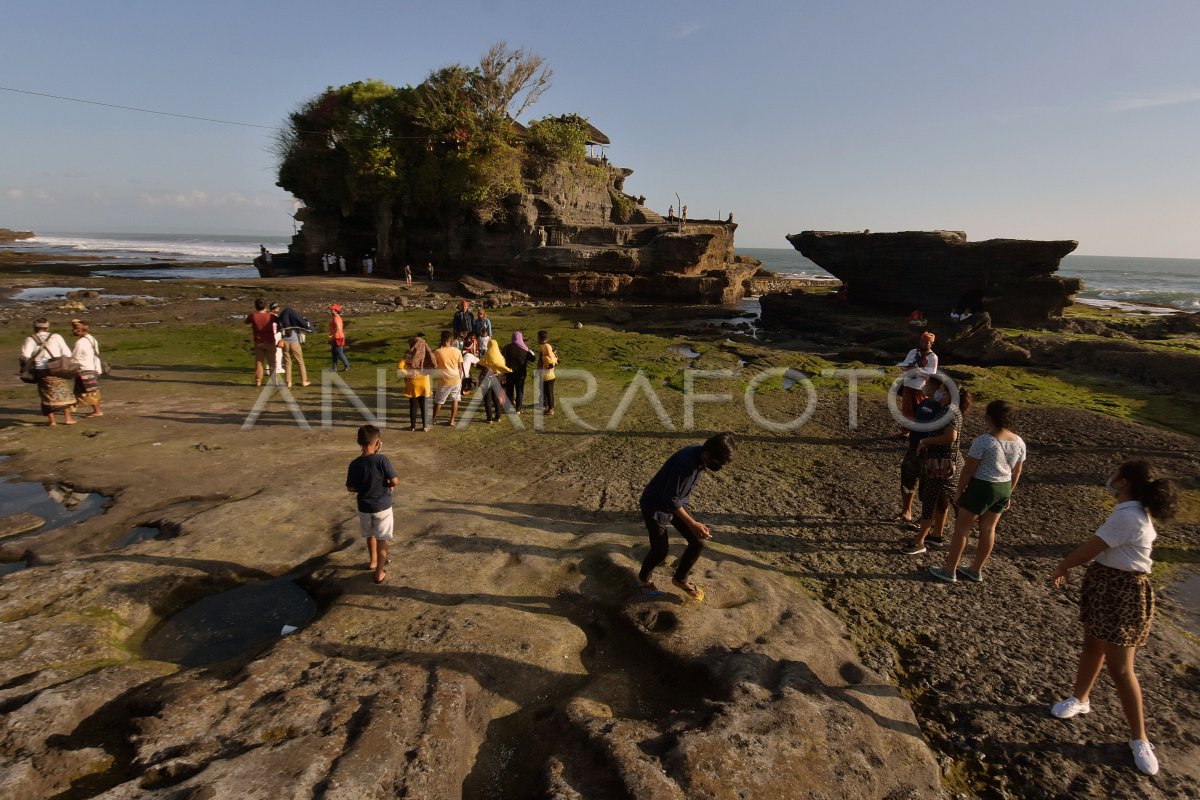 WISATAWAN DOMESTIK KUNJUNGI TANAH LOT BALI | ANTARA Foto