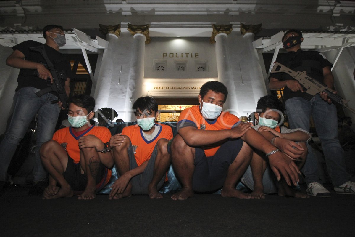 KASUS PEREDARAN NARKOTIKA DI SURABAYA | ANTARA Foto KASUS PEREDARAN NARKOTIKA DI SURABAYA | ANTARA Foto