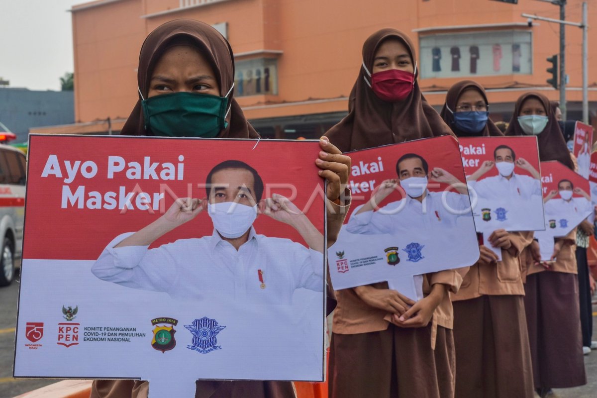 SOSIALISASI PENGGUNAAN MASKER DI CIKARANG | ANTARA Foto