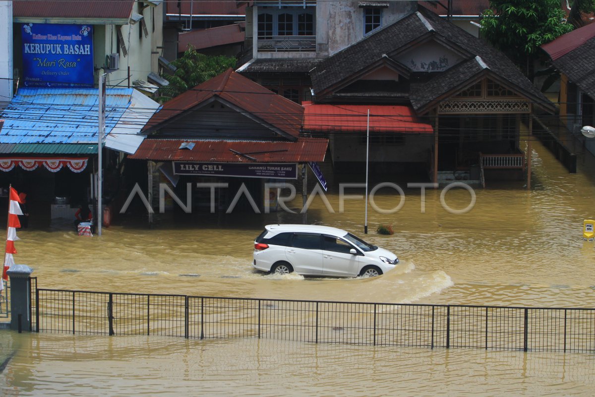 KOTA PUTUSSIBAU TERENDAM BANJIR | ANTARA Foto KOTA PUTUSSIBAU TERENDAM BANJIR | ANTARA Foto