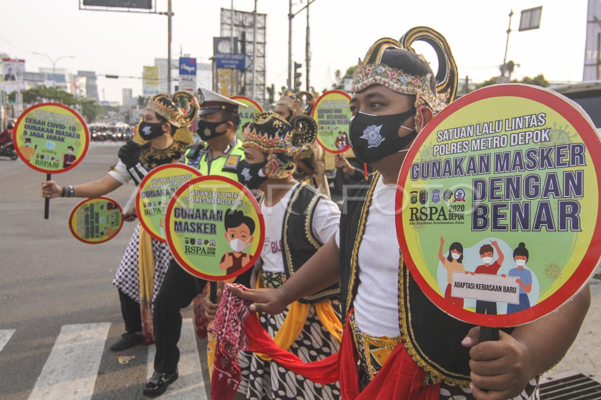 TOKOH WAYANG SOSIALISASI MASKER DI DEPOK | ANTARA Foto